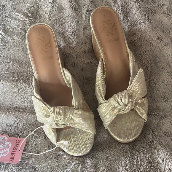 Sam & Libby | Shoes | Gold Metallic Padded Bow Platform Sandal 8 Cork ...
